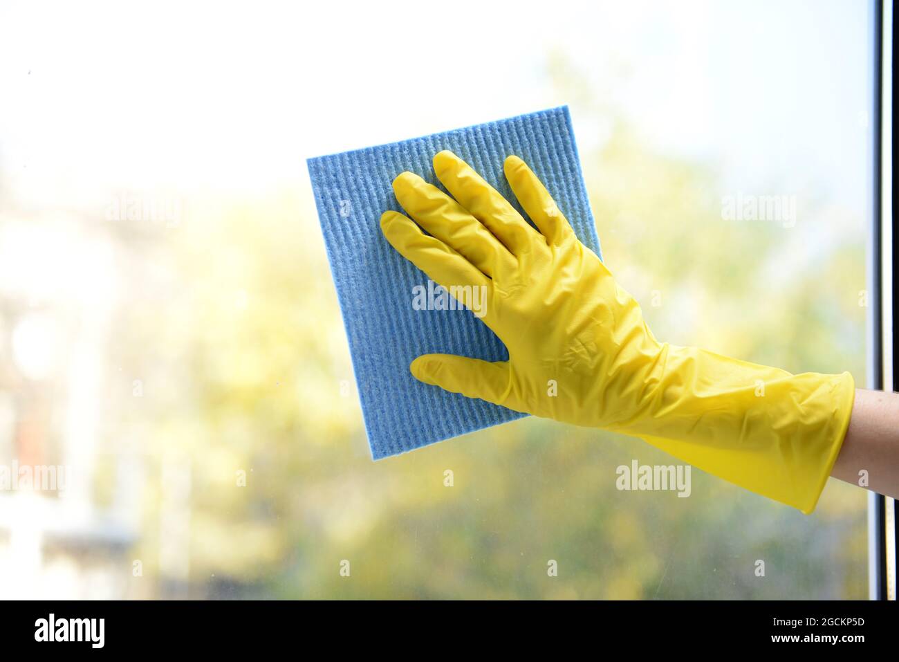 Hands with napkin cleaning window Stock Photo - Alamy