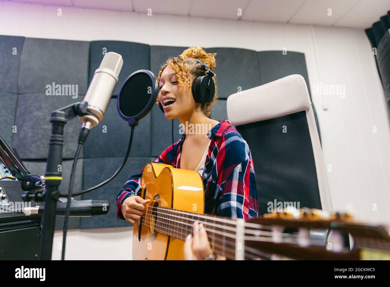 African woman playing acoustic guitar hi-res stock photography and ...