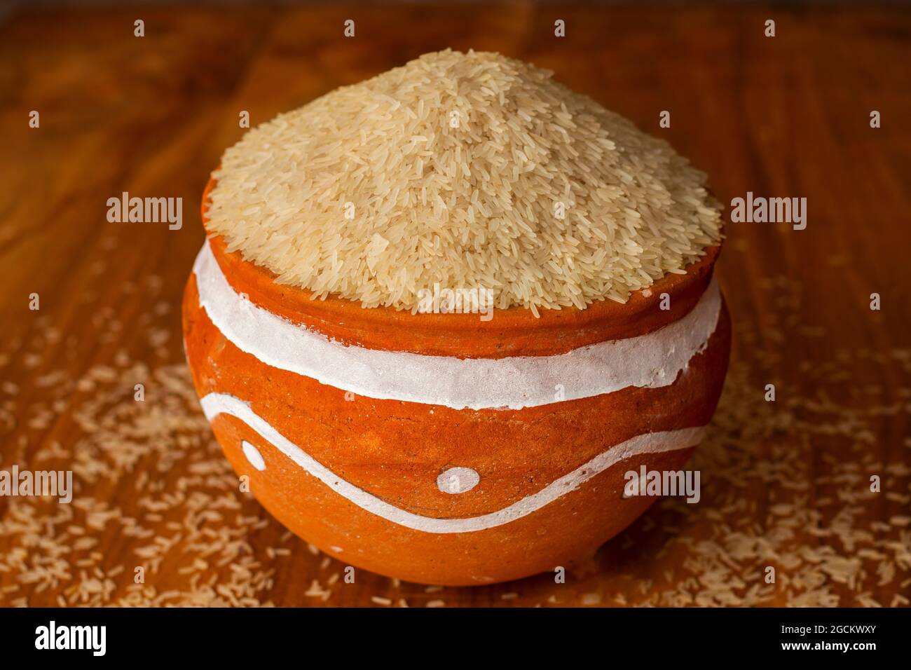Indian rices are kept on a clay pot Stock Photo - Alamy