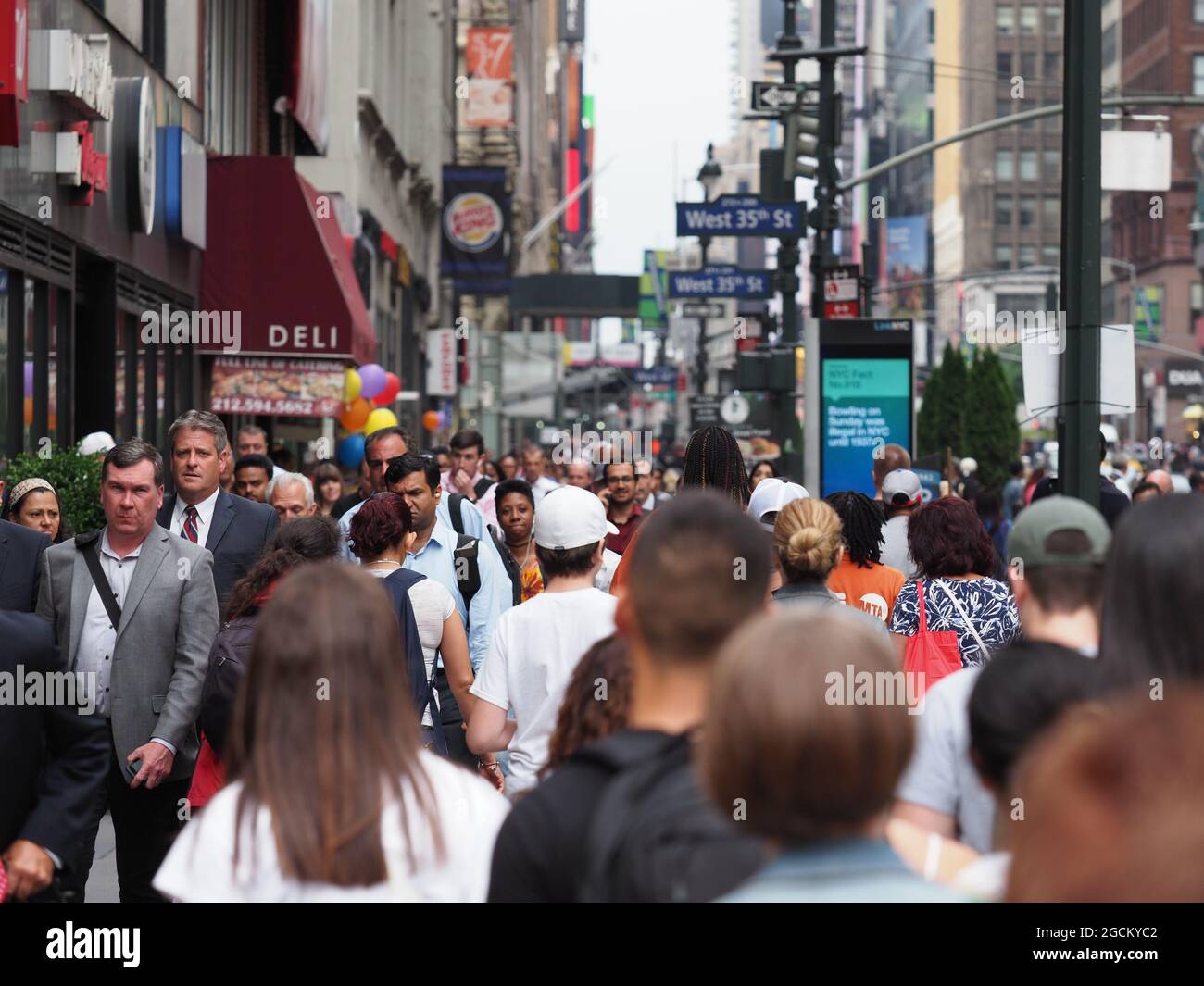 Large crowd of people on the walkway in downtown New York City Stock Photo - Alamy