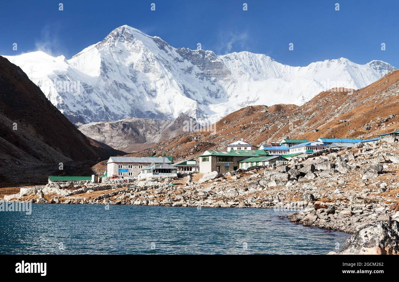 Mount everest and gokyo lake hi-res stock photography and images - Alamy