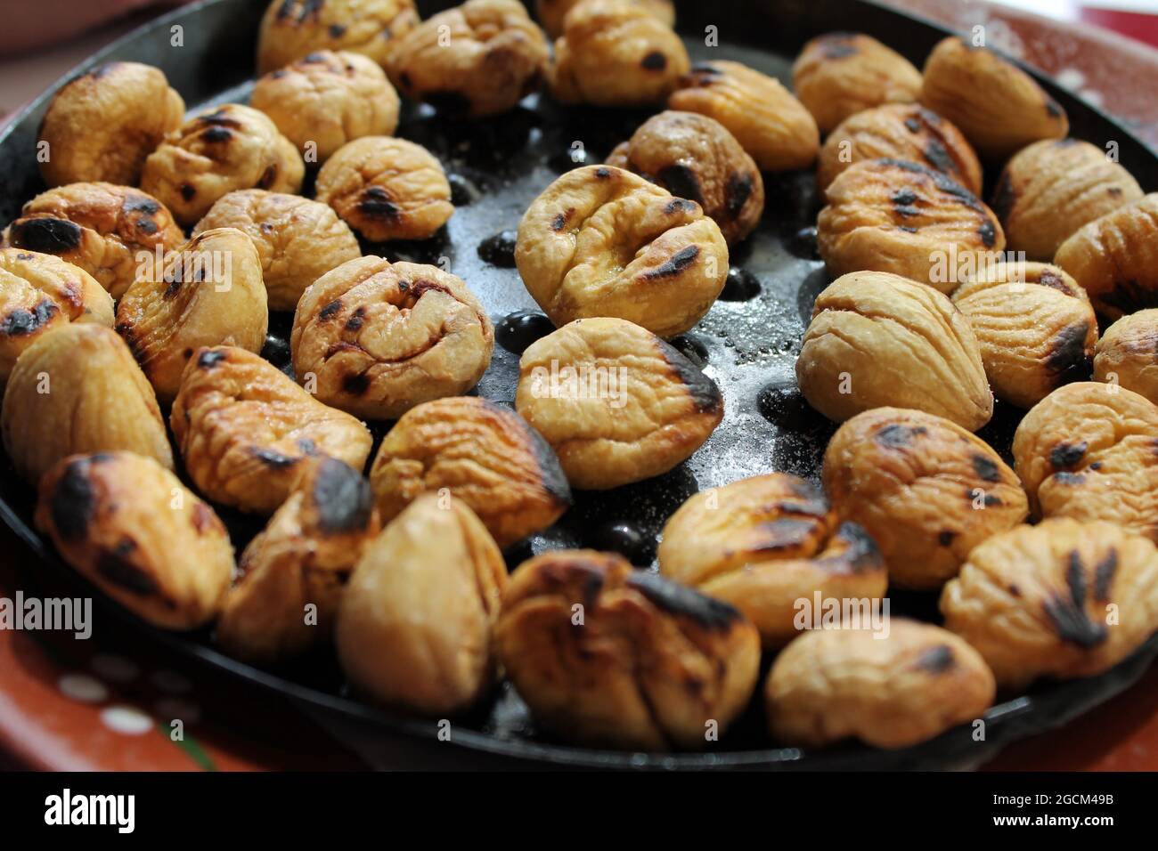 Castanhas assadas no forno hi-res stock photography and images - Alamy