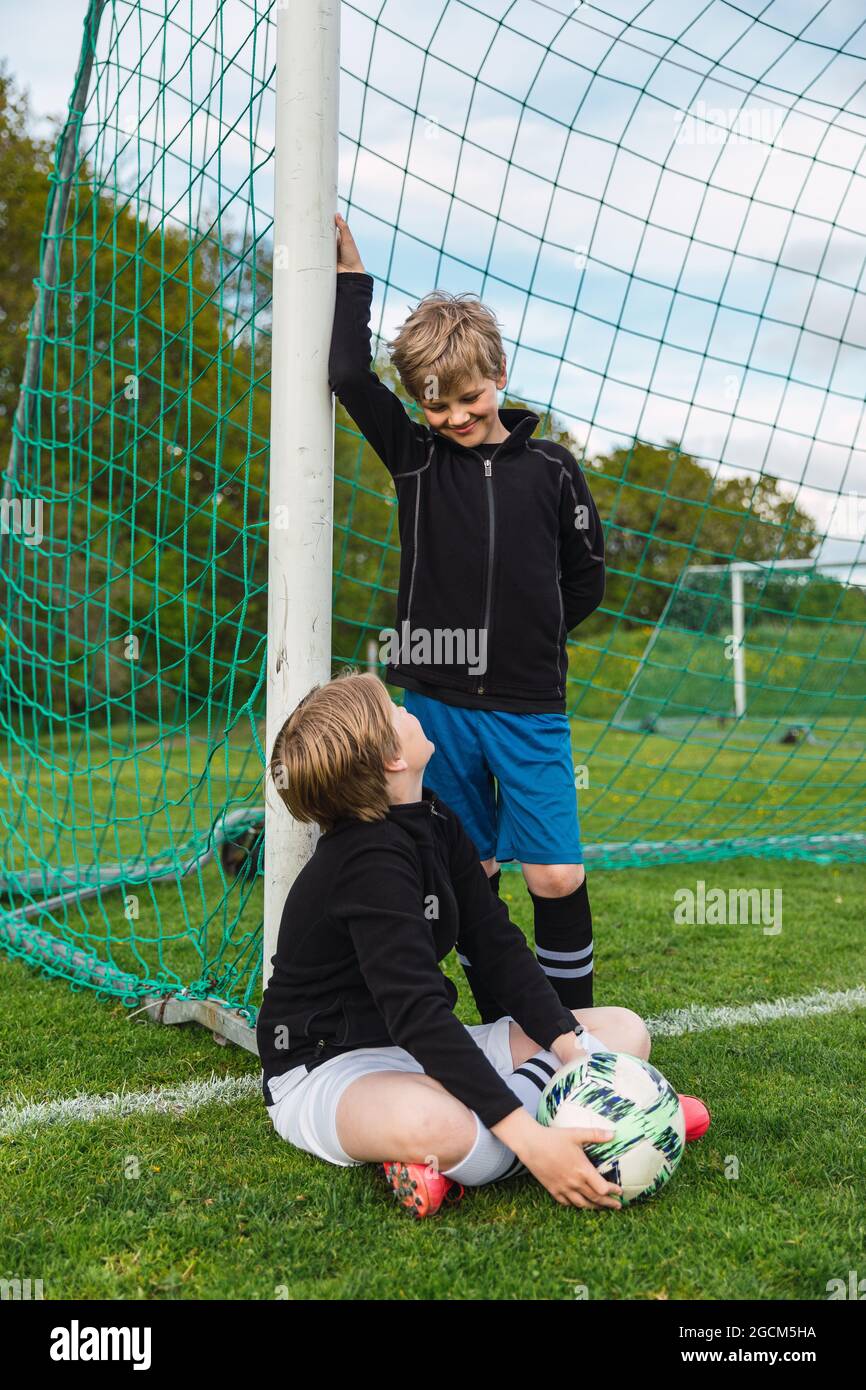 Teenage football players hi-res stock photography and images - Alamy
