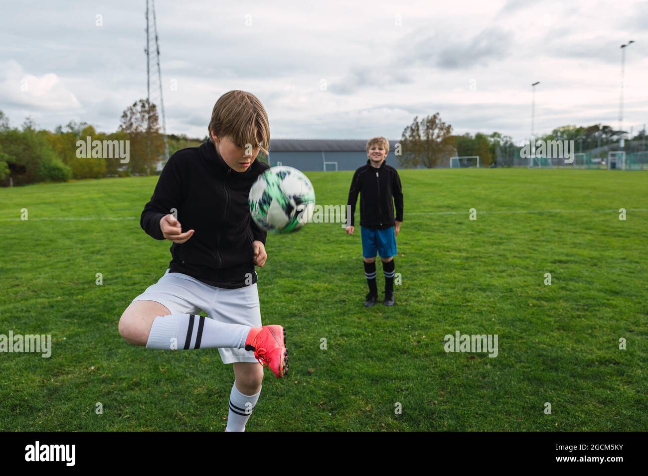 Teen boys playing football hi-res stock photography and images - Alamy