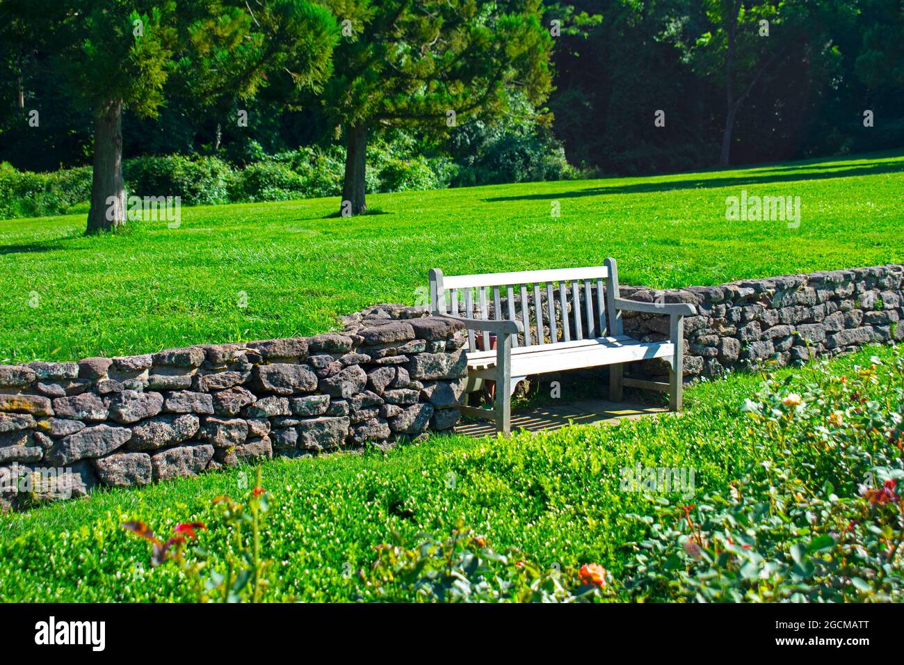 White stone park bench hi-res stock photography and images - Alamy