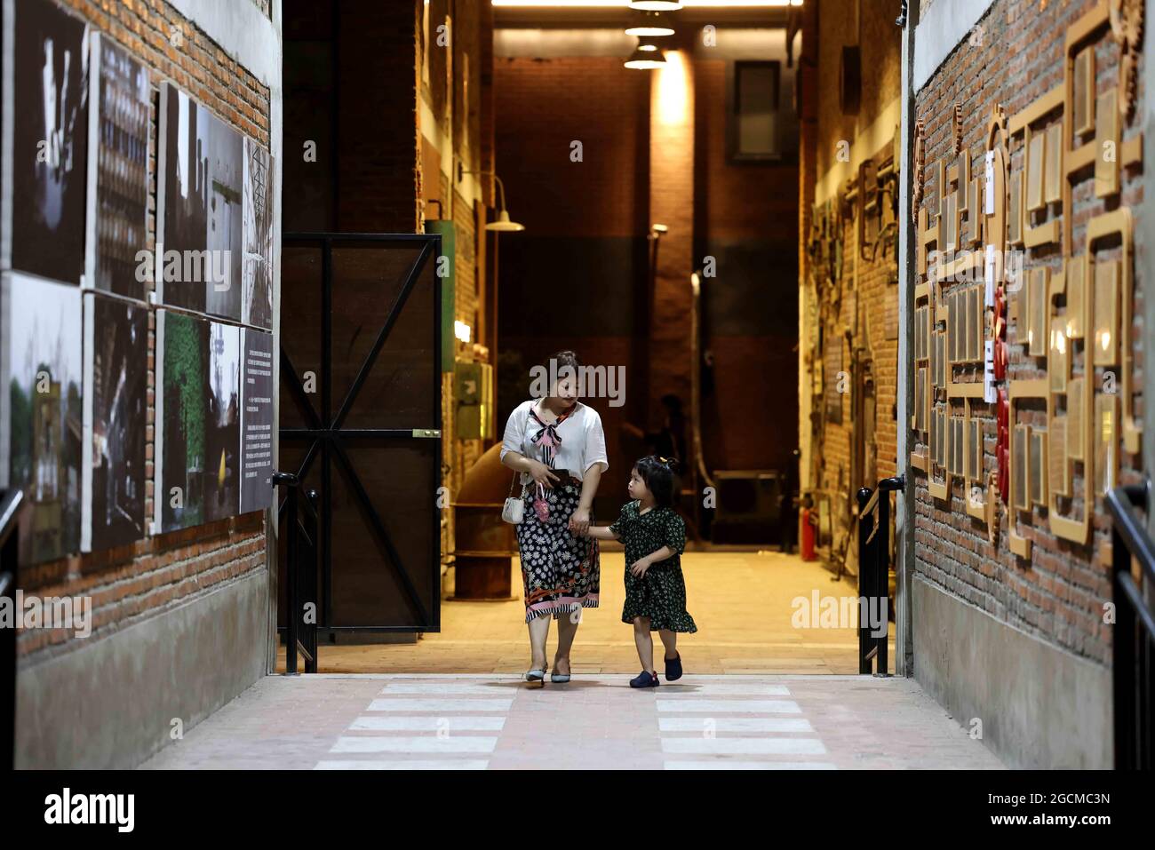 People relax and play in the Yangtze River 180 Art Block in Yaohai ...