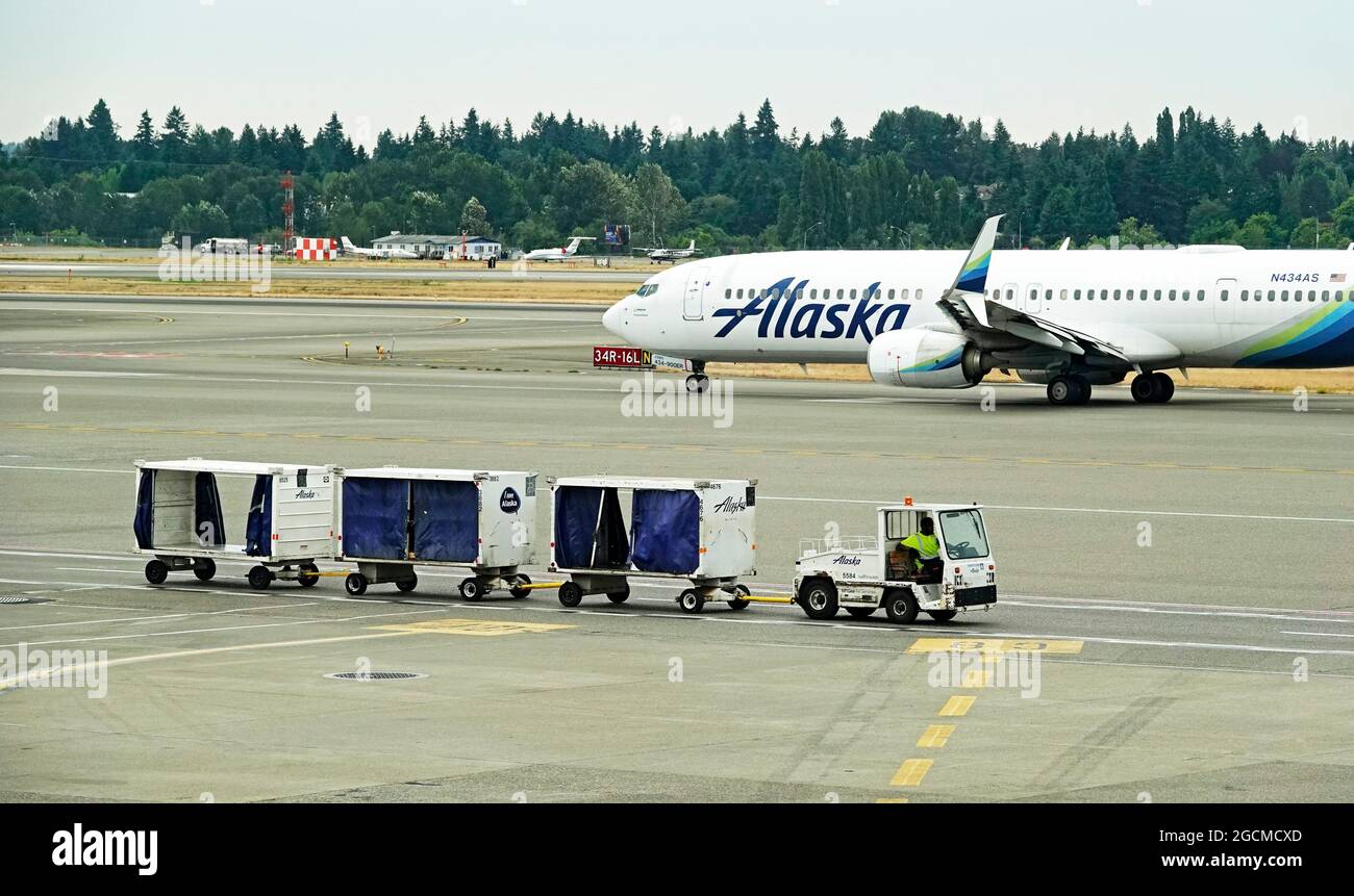 Commercial passenger jets landing and taking off at SeaTac, the Seattle ...