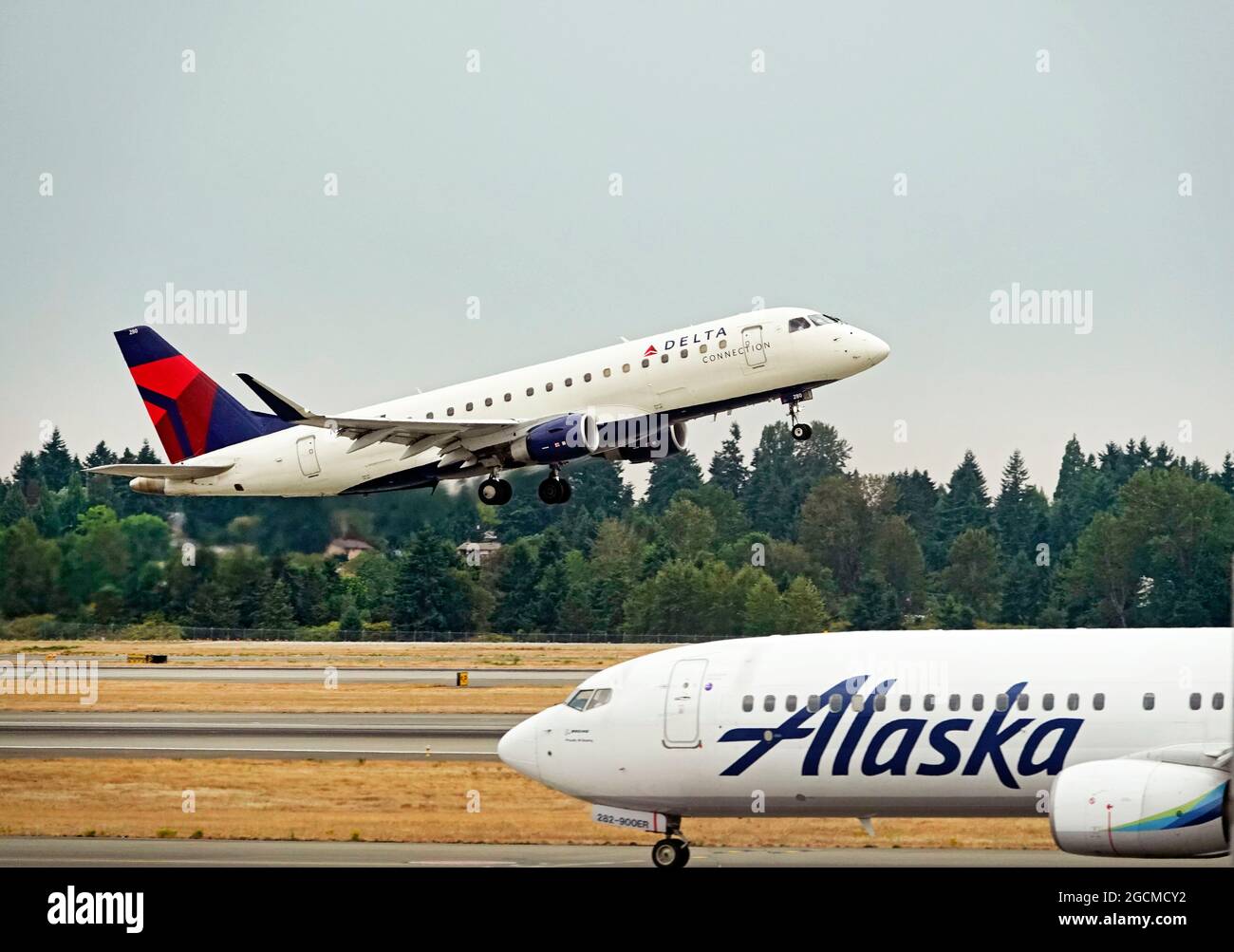 Commercial passenger jets landing and taking off at SeaTac, the Seattle ...