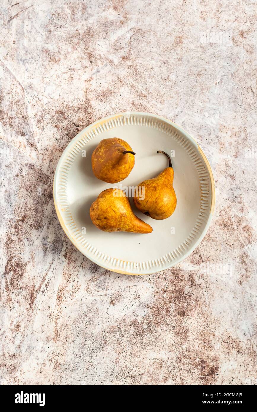 Organic Bosc Pear in Bowl Stock Photo - Alamy