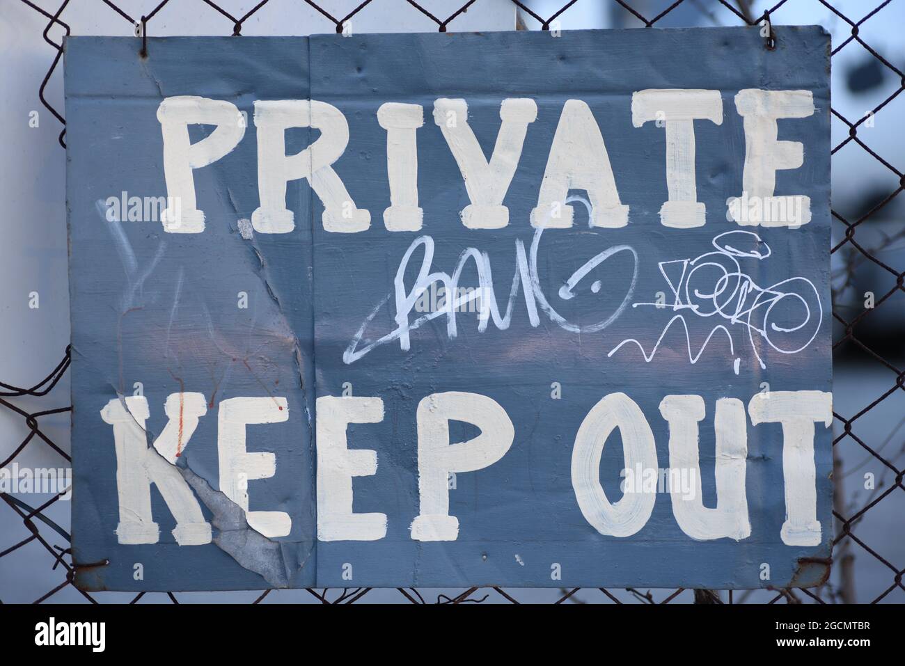 Private Keep Out sign on wire fence Stock Photo - Alamy