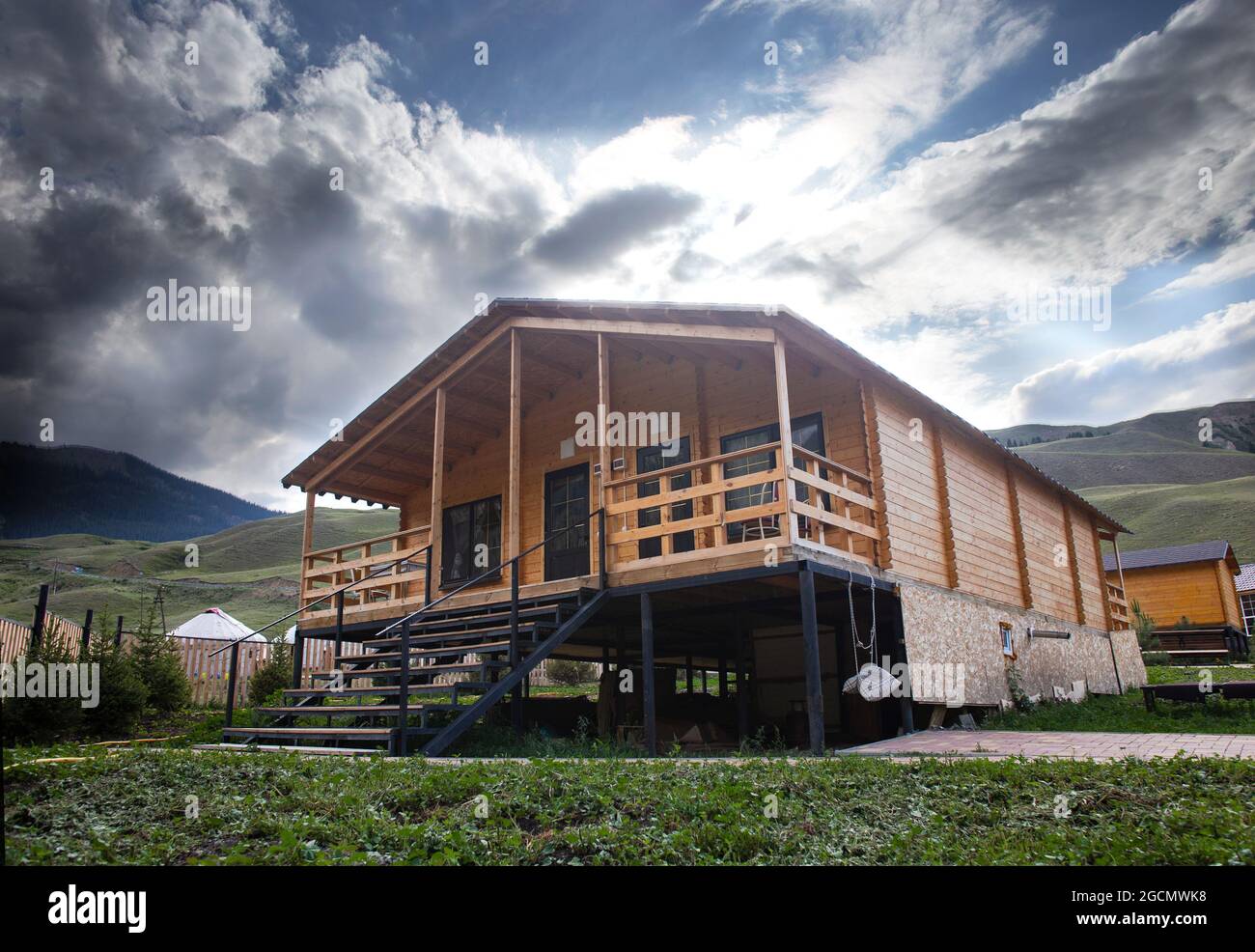 Log cabin exterior holiday home hi-res stock photography and images - Alamy
