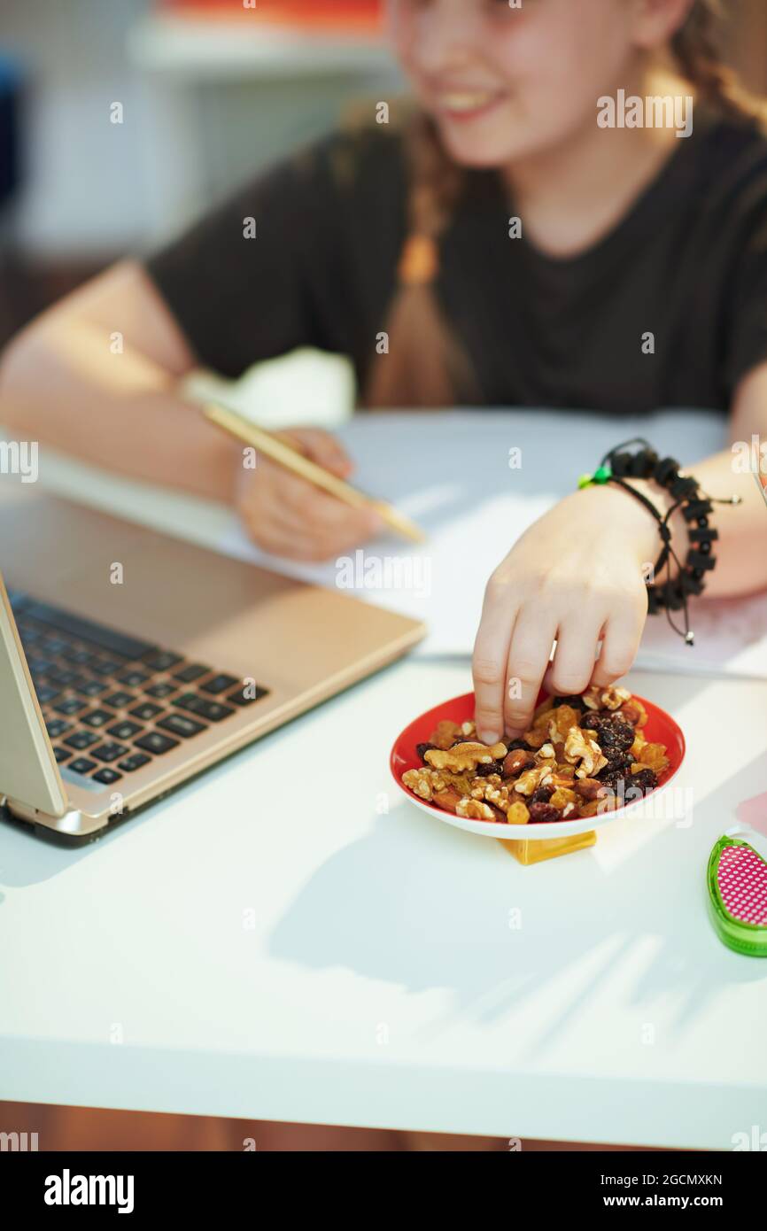 Children healthy eating class hi-res stock photography and images - Alamy