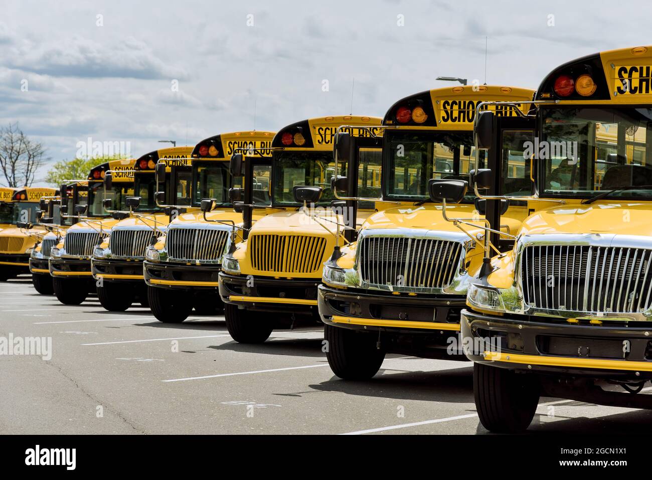 Primary school buses hi-res stock photography and images - Alamy