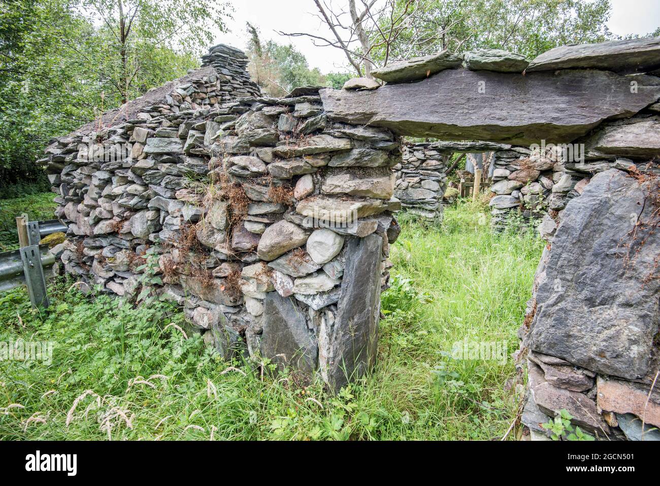 Old farm buildings ireland hi-res stock photography and images - Alamy