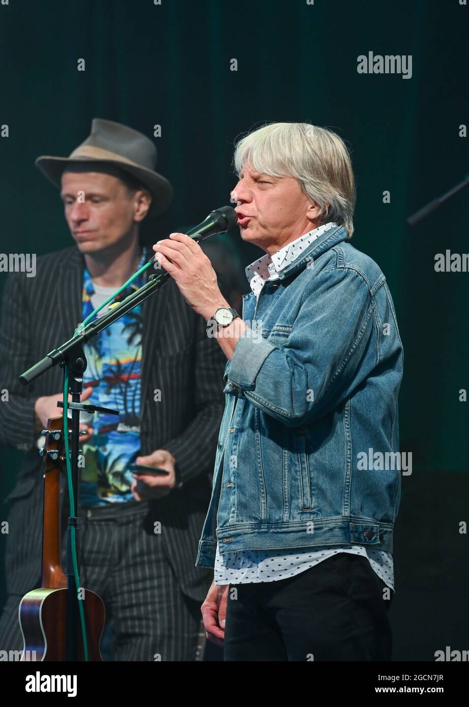 Neuhardenberg, Germany. 08th Aug, 2021. Alexander Scheer (l), actor ...
