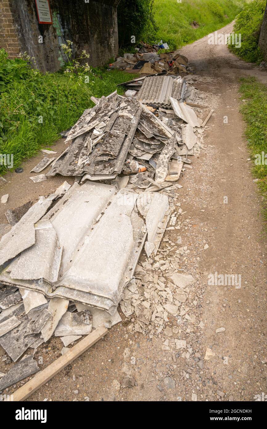 Asbestos fly tipping hi-res stock photography and images - Alamy