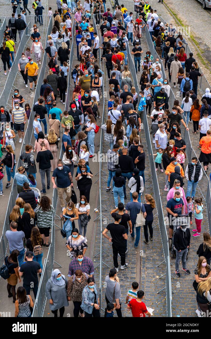 Kirmes Happy Colonia, Corona-compliant funfair at the Deutzer Werft, on ...