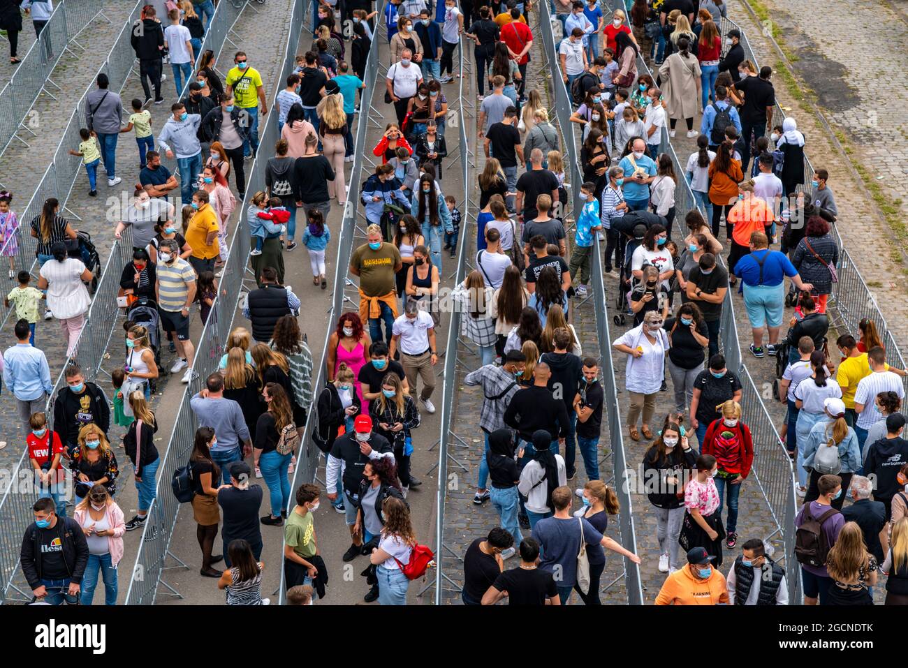 Kirmes Happy Colonia, Corona-compliant funfair at the Deutzer Werft, on ...
