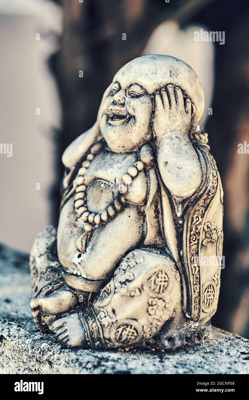 Statue covering ears hi-res stock photography and images - Alamy