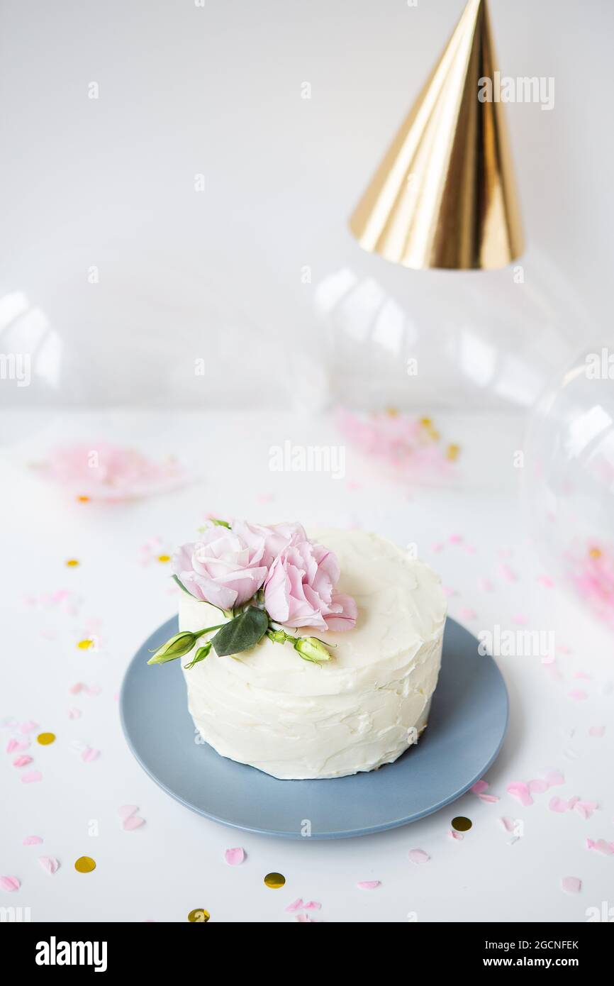 Very beautiful small white cake decorated with natural flowers eustoma ...