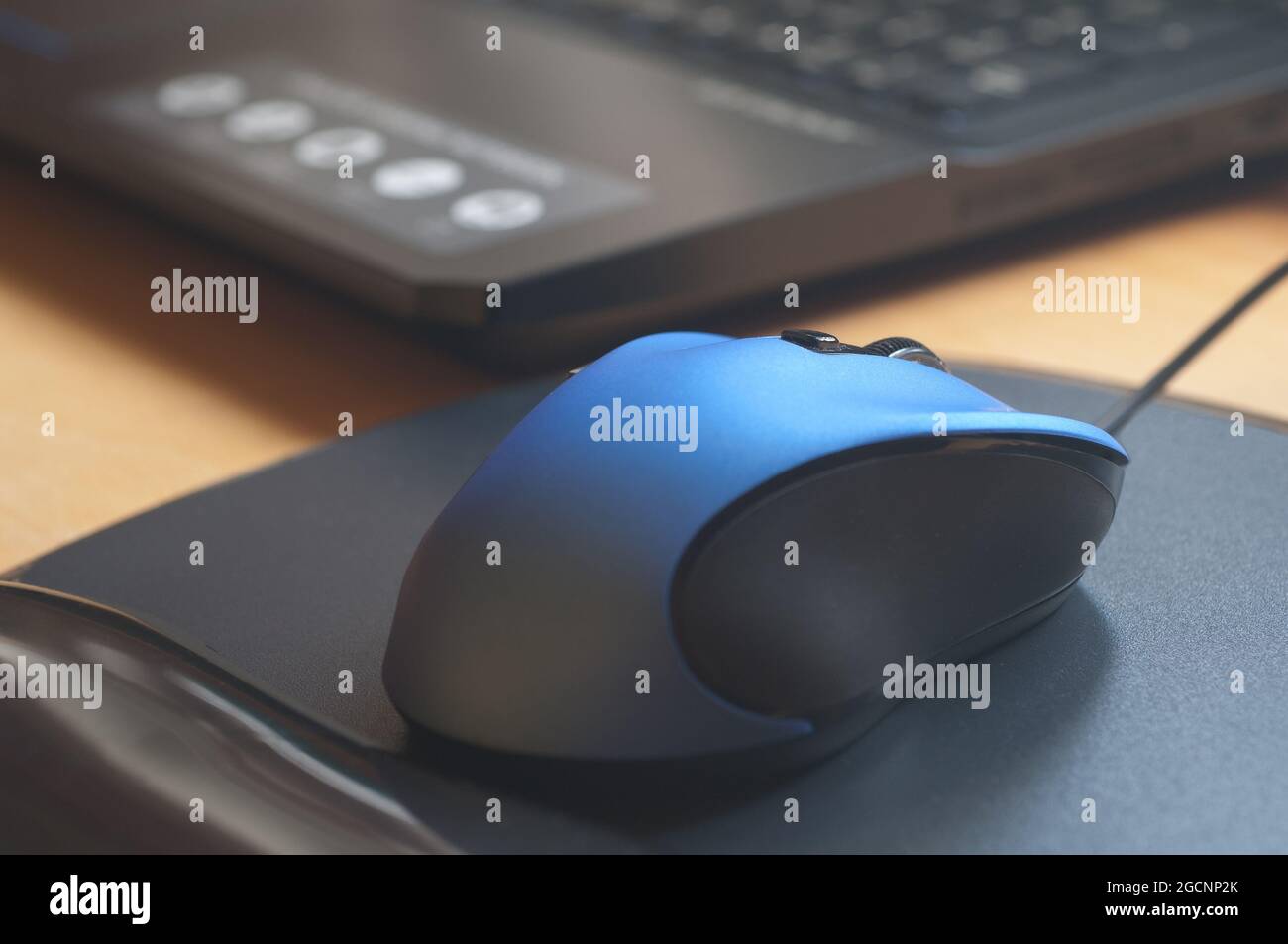Blue-black PC mouse with joint-friendly mouse-pad Stock Photo - Alamy