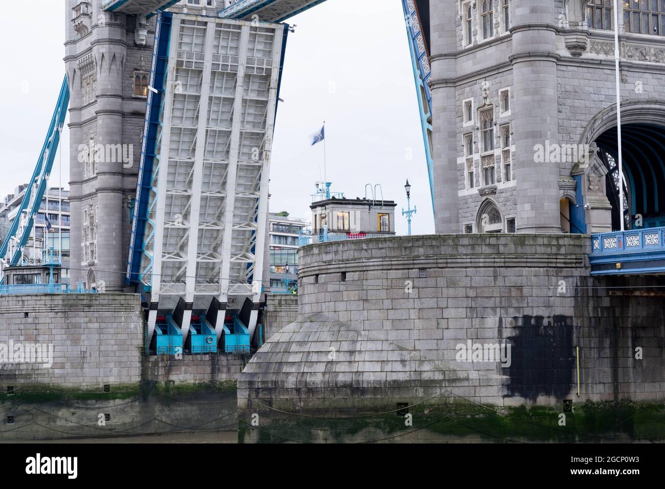 London tower bridge (bascules bridge ) stuck open from early Monday ...