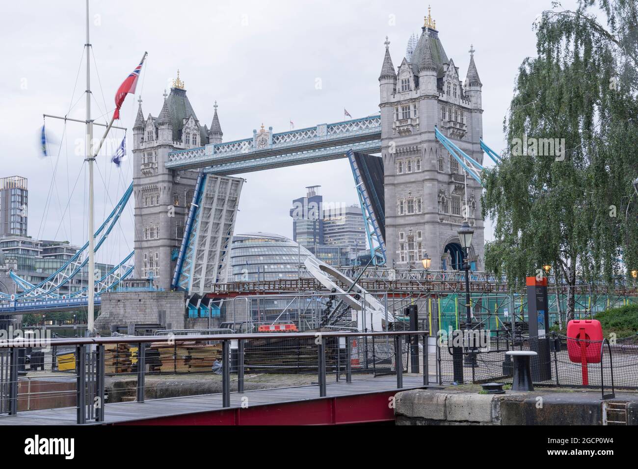London tower bridge (bascules bridge ) stuck open from early Monday ...