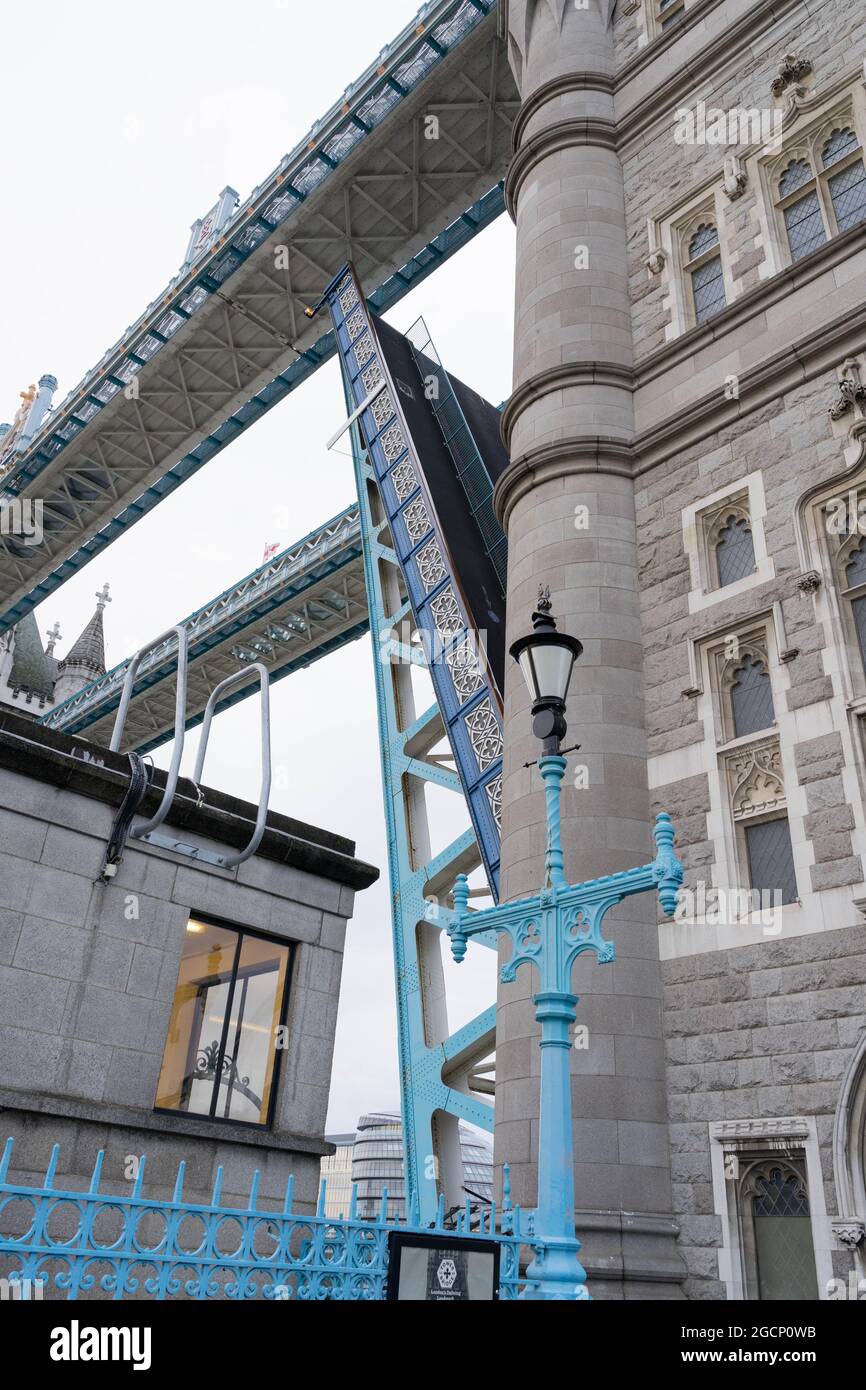 London tower bridge (bascules bridge ) stuck open from early Monday ...