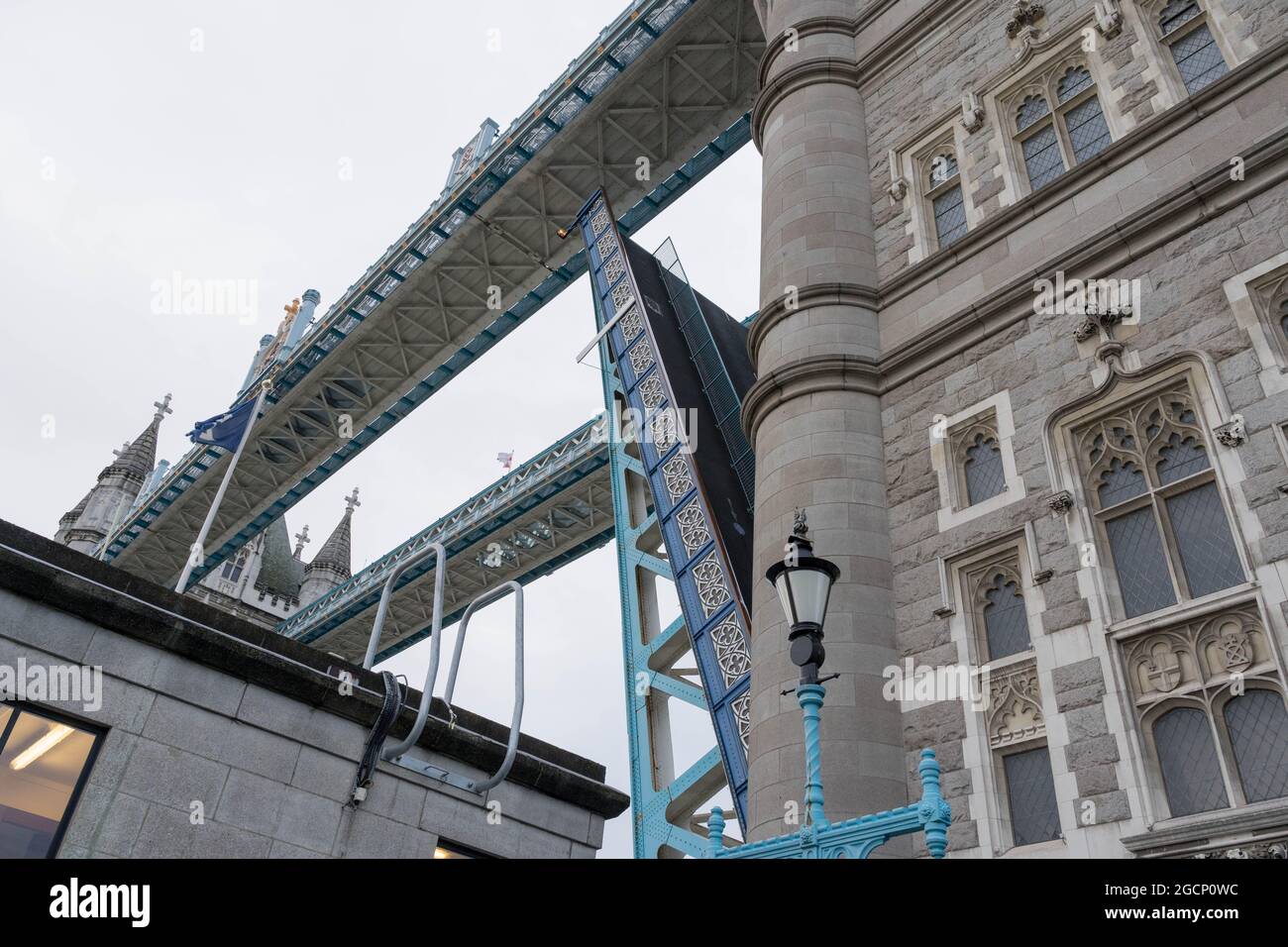London tower bridge (bascules bridge ) stuck open from early Monday ...