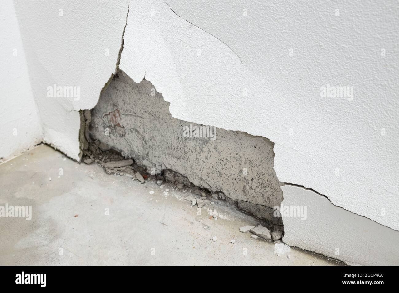 Wall damaged by water leaks Stock Photo - Alamy