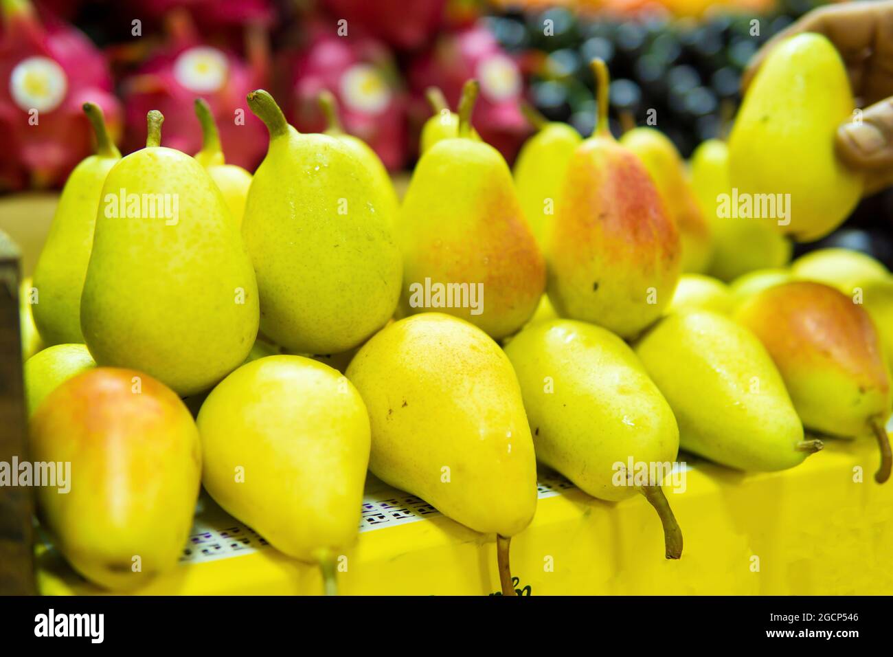Fresh pears on display at a traditional food market Stock Photo - Alamy