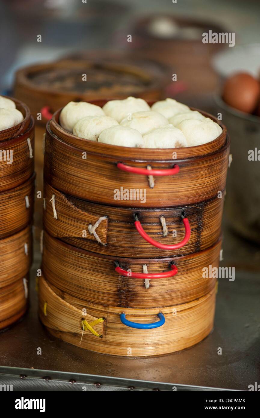 Stack of bamboo steamer hi-res stock photography and images - Alamy