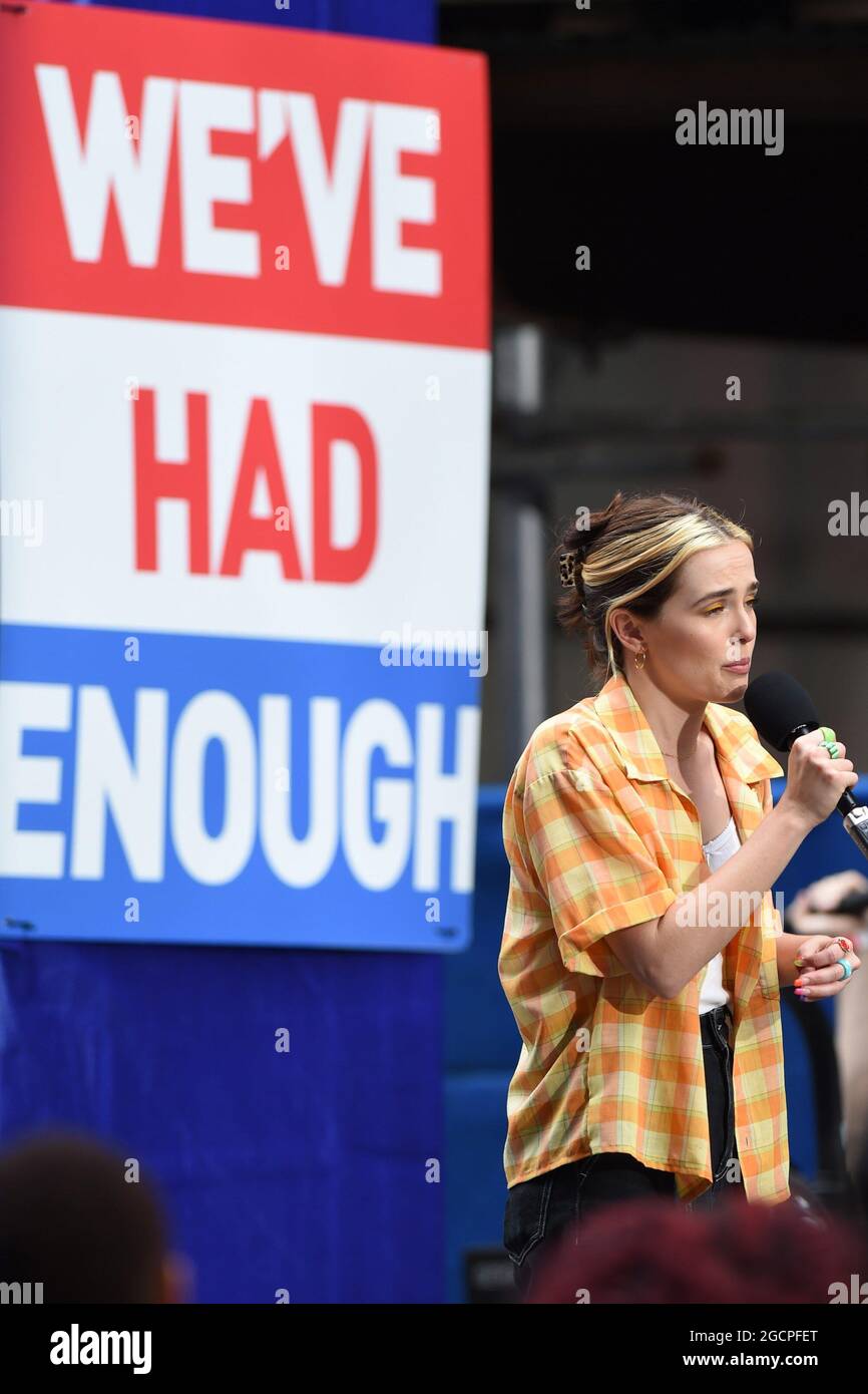 New York, NY, USA. 9th Aug, 2021. Zoey Deutch on location for NOT OKAY ...