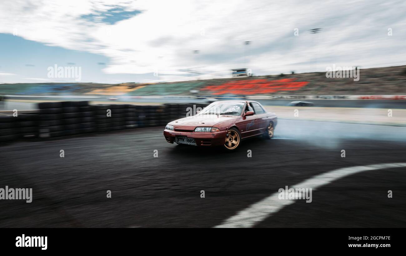VicDrift Practice Day 2: Red Nissan R32 Skyline drifts around the final ...