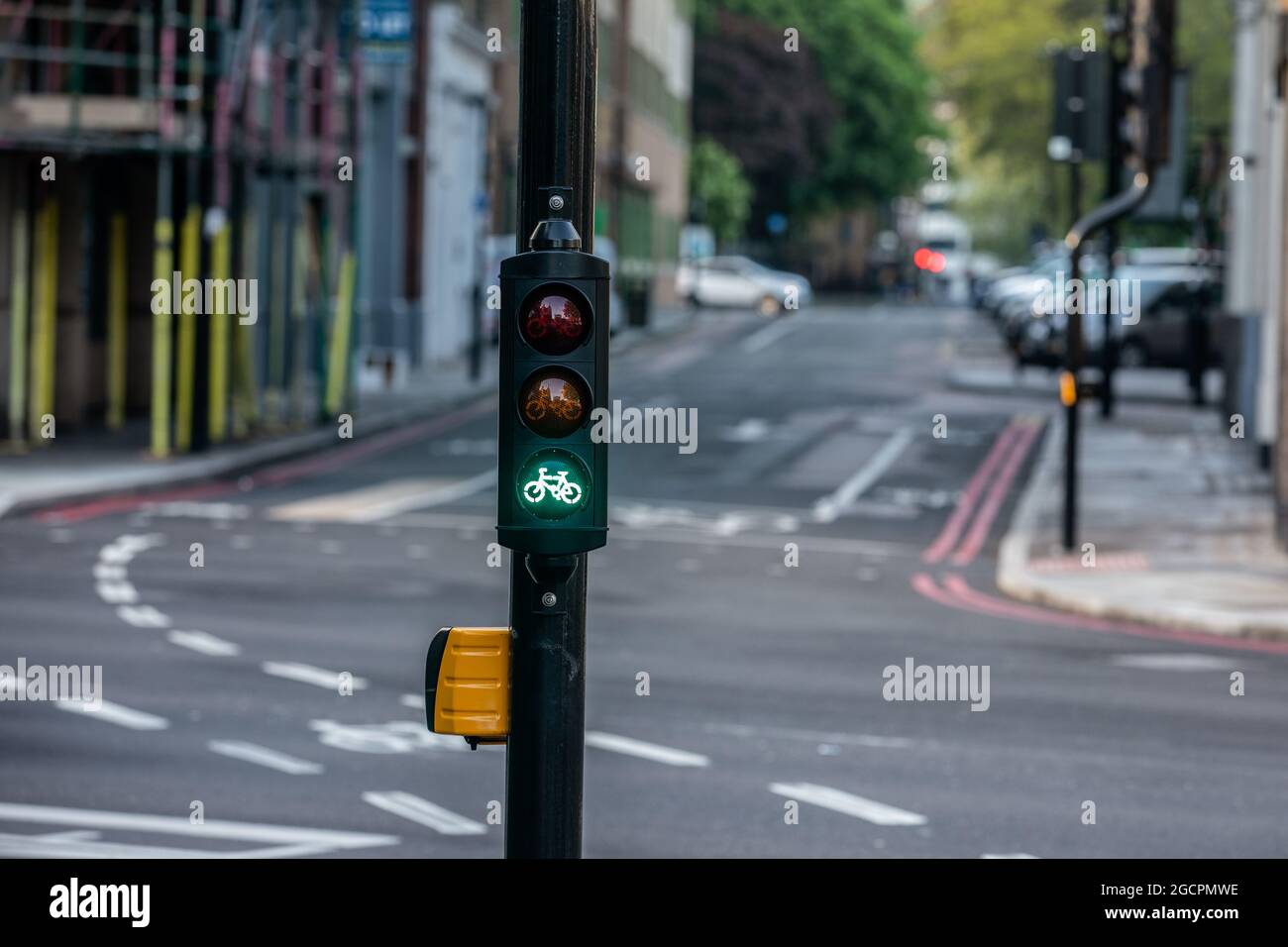 Bicycle traffic light wait hi-res stock photography and images - Alamy