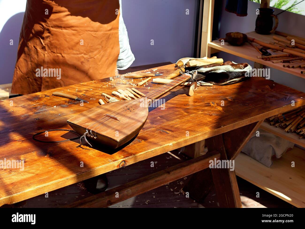 In the workshop for the manufacture of stringed musical instruments ...