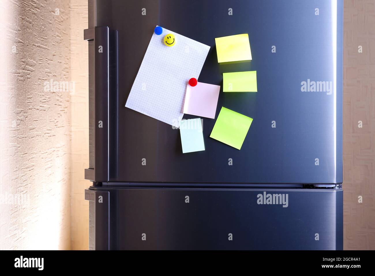 Empty paper sheets on fridge door Stock Photo - Alamy