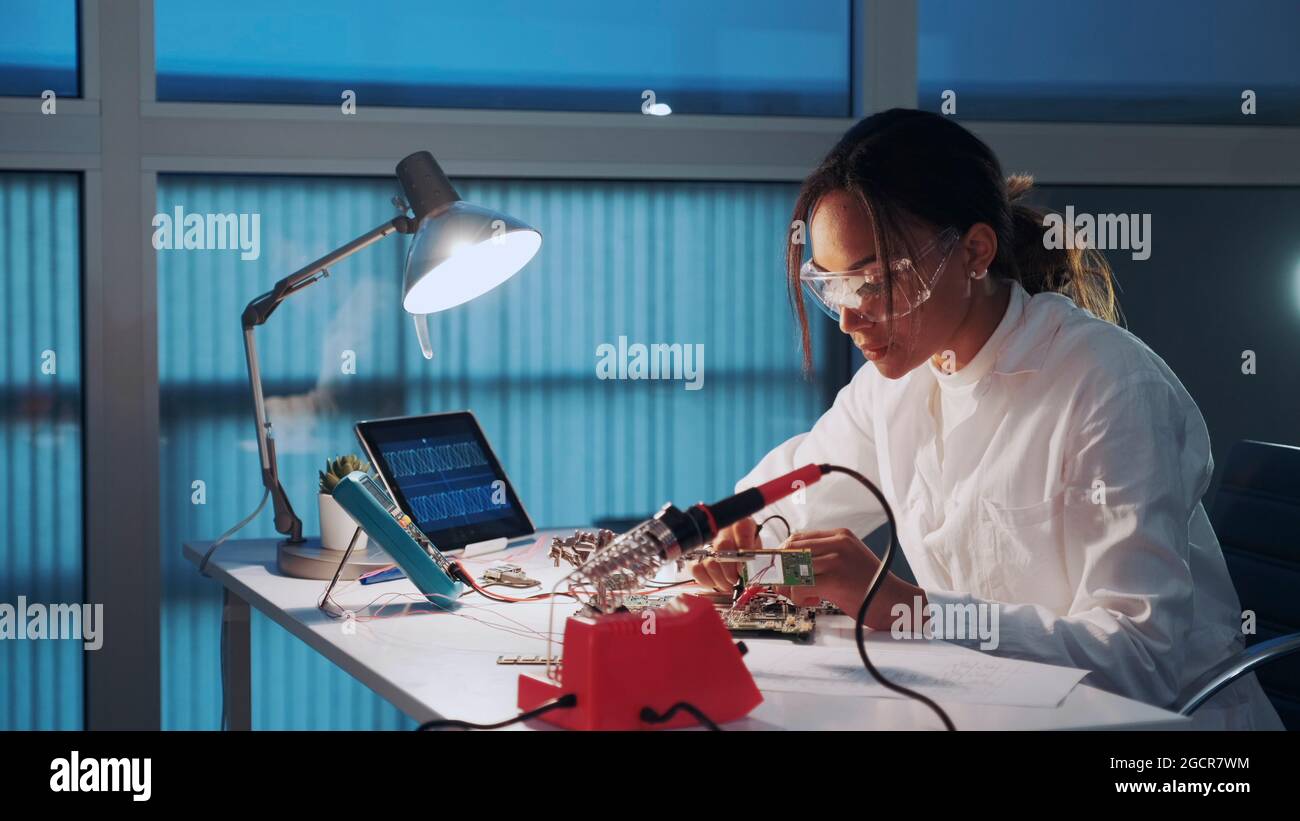 African american scientist in electronics hi-res stock photography and ...