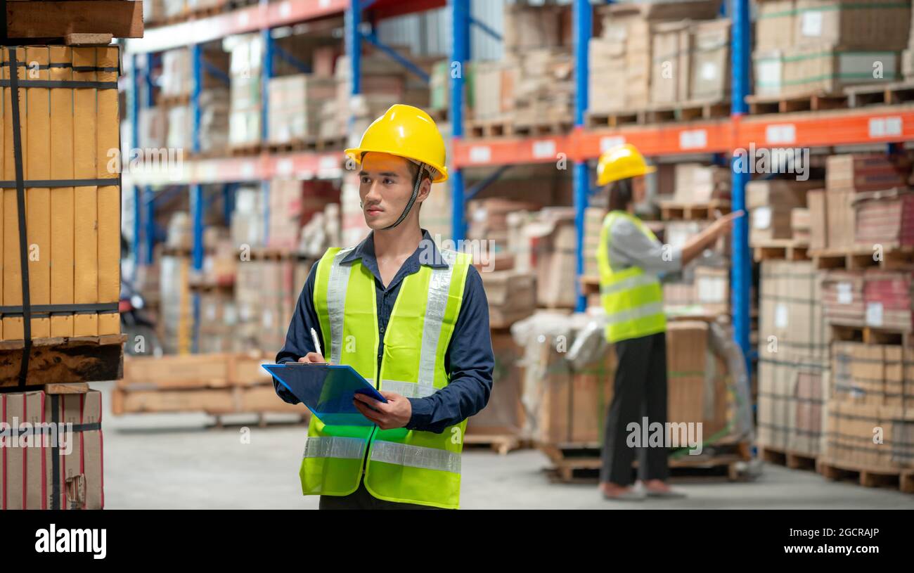 Man worker checking pallet hi-res stock photography and images - Alamy