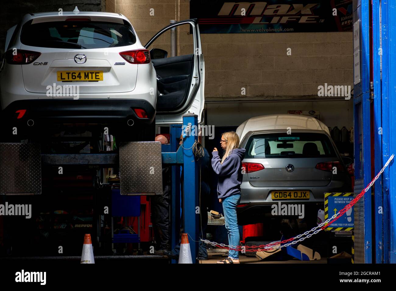 Garage car lift hi-res stock photography and images - Alamy