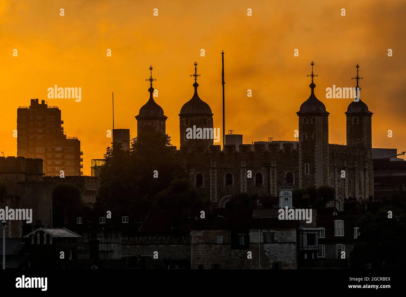 London, UK. 10th Aug, 2021. The sun rises through the clouds over the ...