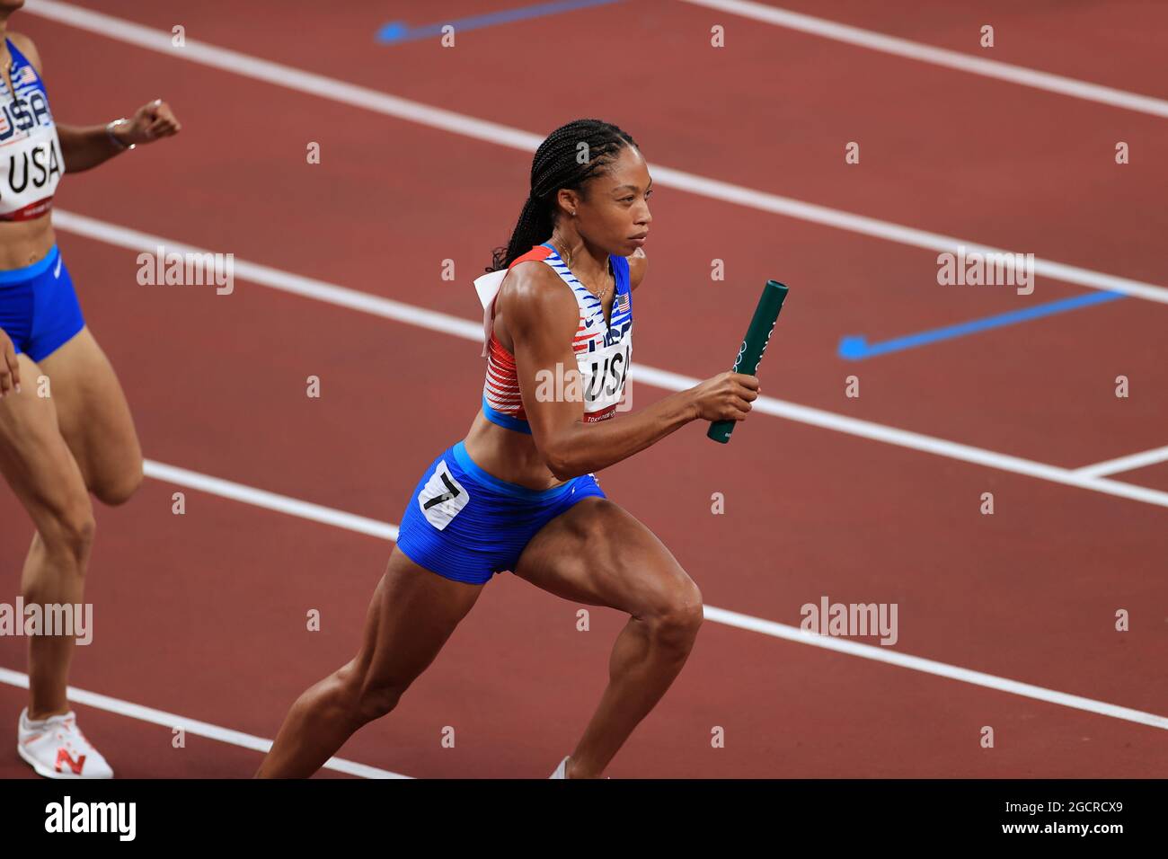 Allyson FELIX (USA) accepts the baton from Sydney McLAUGHLIN (USA) for ...