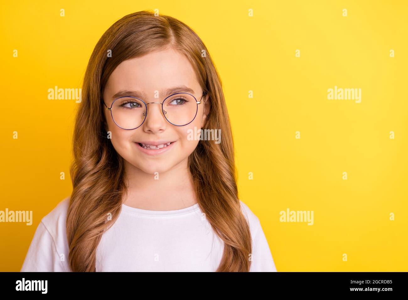 Photo of young little girl happy positive smile dream curious look ...