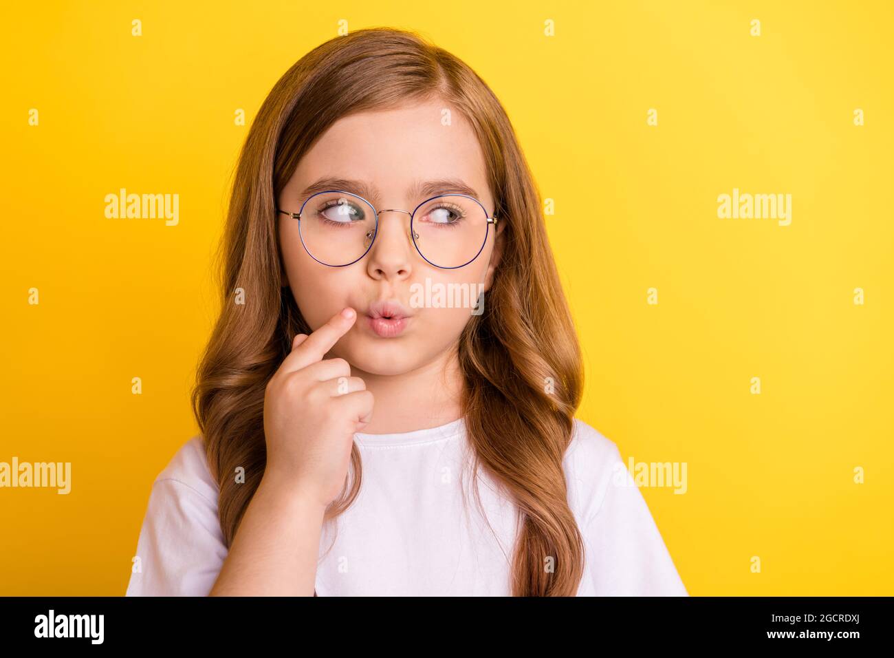 Photo of young little girl pouted lips amazed shocked curious look ...