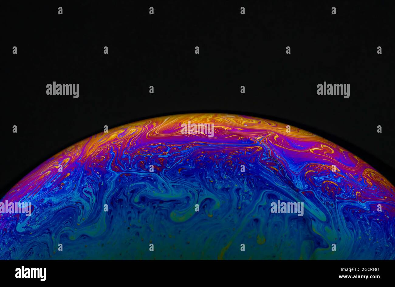 Incredible patterns formed on the surface of an ordinary soap bubble ...
