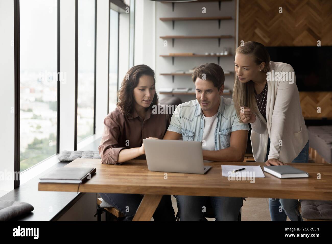 Corporate mentor teaching new employees, training intern staff Stock ...