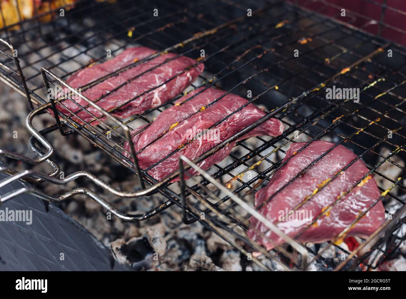 The steak is grilled. Steak on the wire rack Stock Photo - Alamy