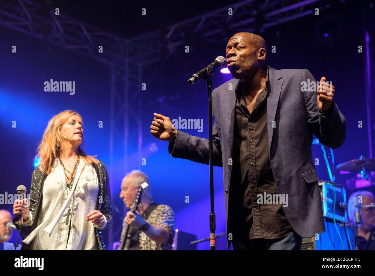 Roachford performing with the SAS Band (Spike's All Stars) at Wickham ...