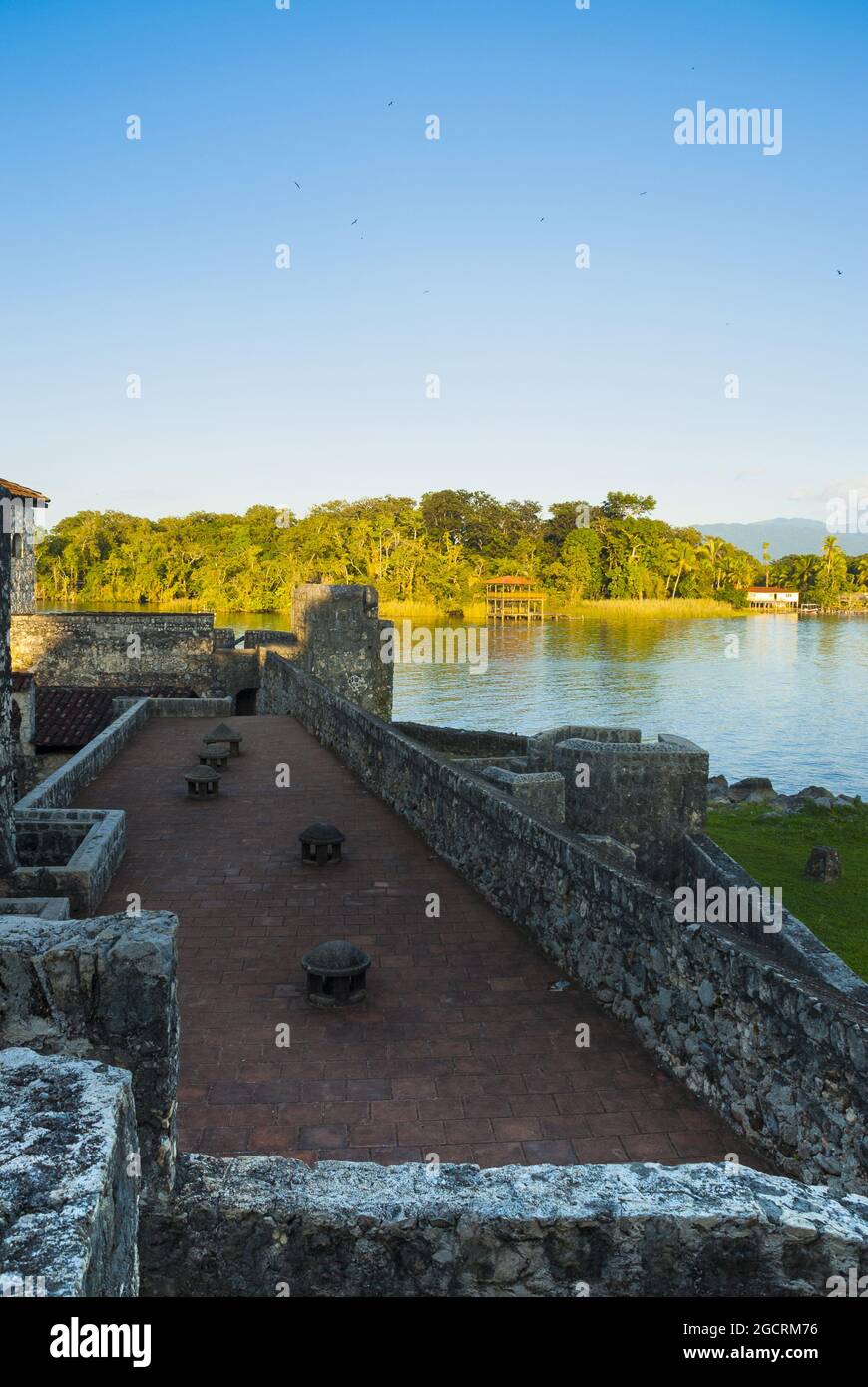 Spanish colonial fort at the entrance to Lake Izabal Stock Photo - Alamy