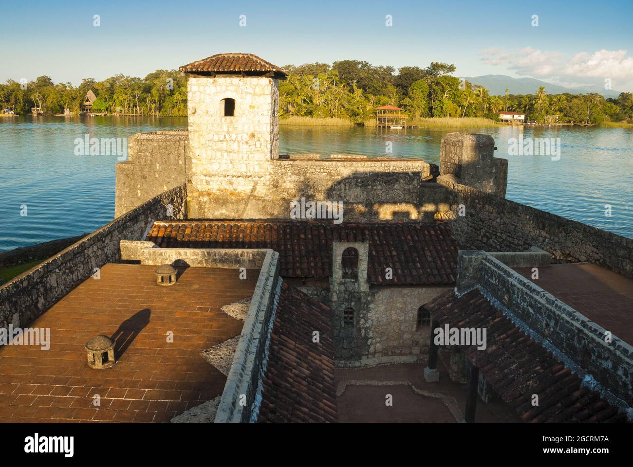 Spanish colonial fort at the entrance to Lake Izabal Stock Photo - Alamy